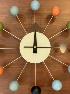 Ball Clock: Saiba tudo sobre o inusitado relógio de madeira